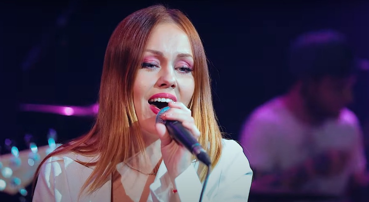 Певица Alyosha удивила новыми кадрами в Instagram