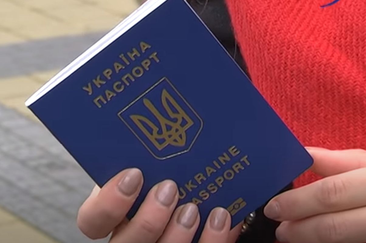 У МВС дали інструкцію як змінити закордонний паспорт за кордоном