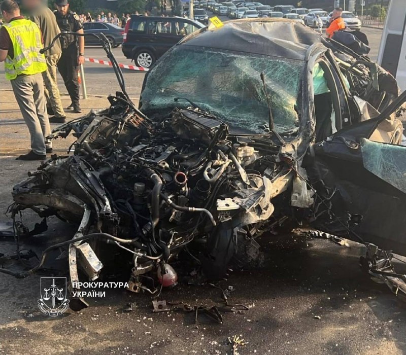 ДТП на Караваевых Дачах: Mercedes влетел в переход — 4 погибших